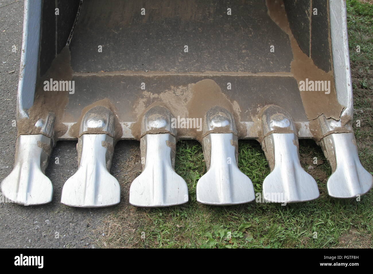 Bucket teeth hi-res stock photography and images - Alamy