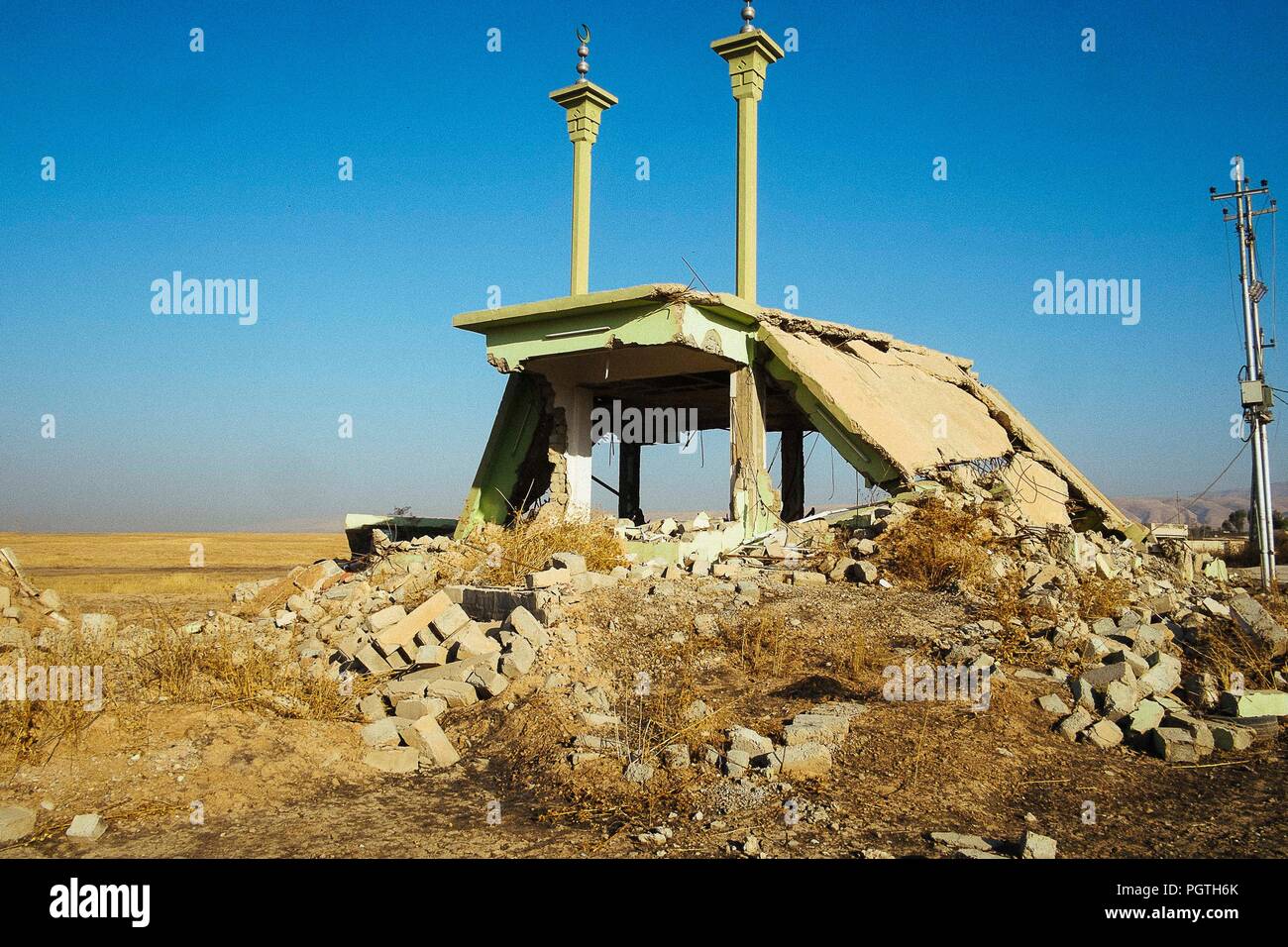 A mosque destroyed in Qaraqosh, a Christian city occupied and destroyed ...