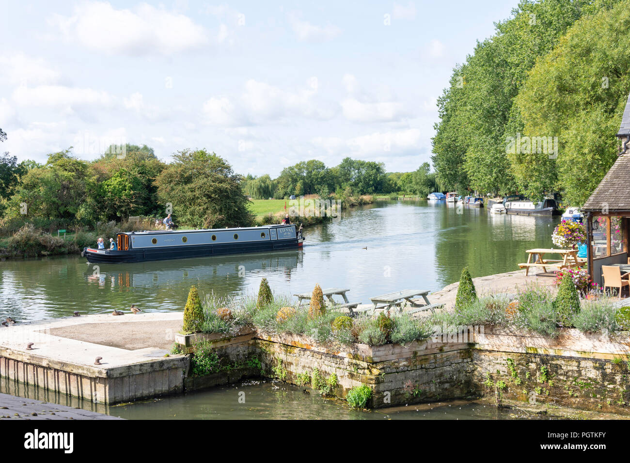 Narrow boat narrowboat canal boat the riverside lechlade on tham hi-res ...