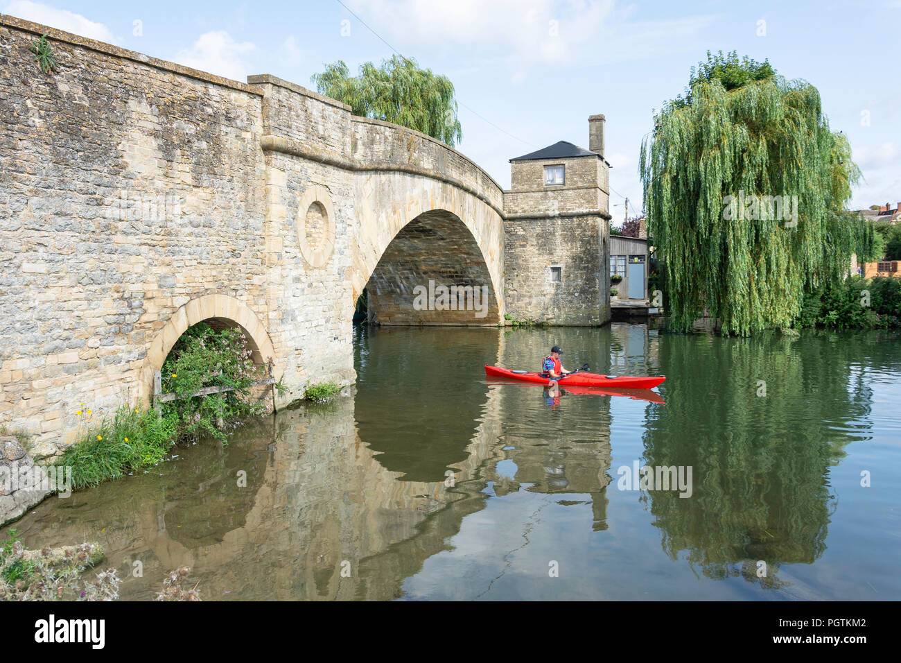 River bridge lechlade gloucestershire england hi-res stock photography ...