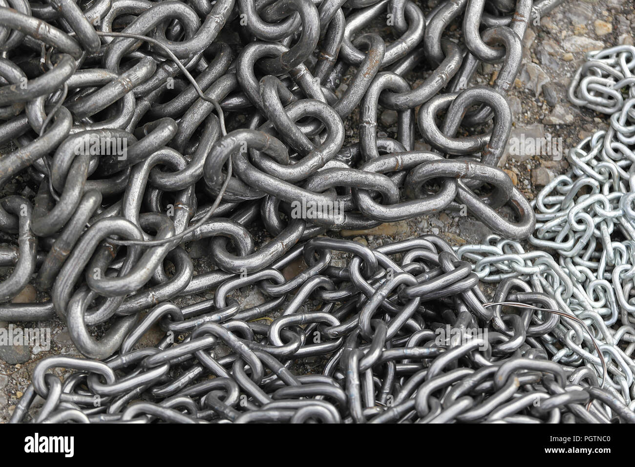 Metal chain bunch chains hi-res stock photography and images - Alamy