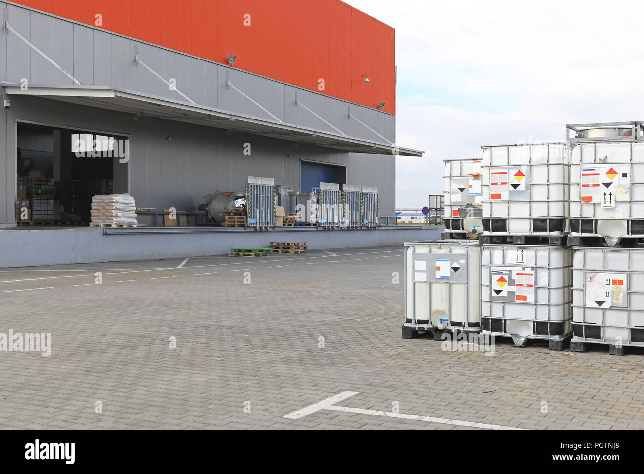 Bulkibox containers for liquid transport behind warehouse Stock Photo ...