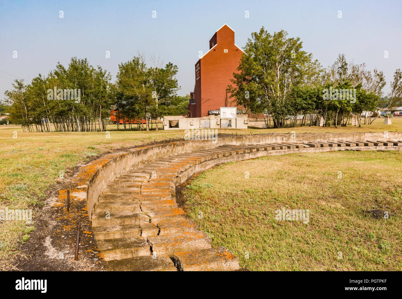 Grain Elevator, Railway Roundhouse remnants, Big Valley, Alberta ...