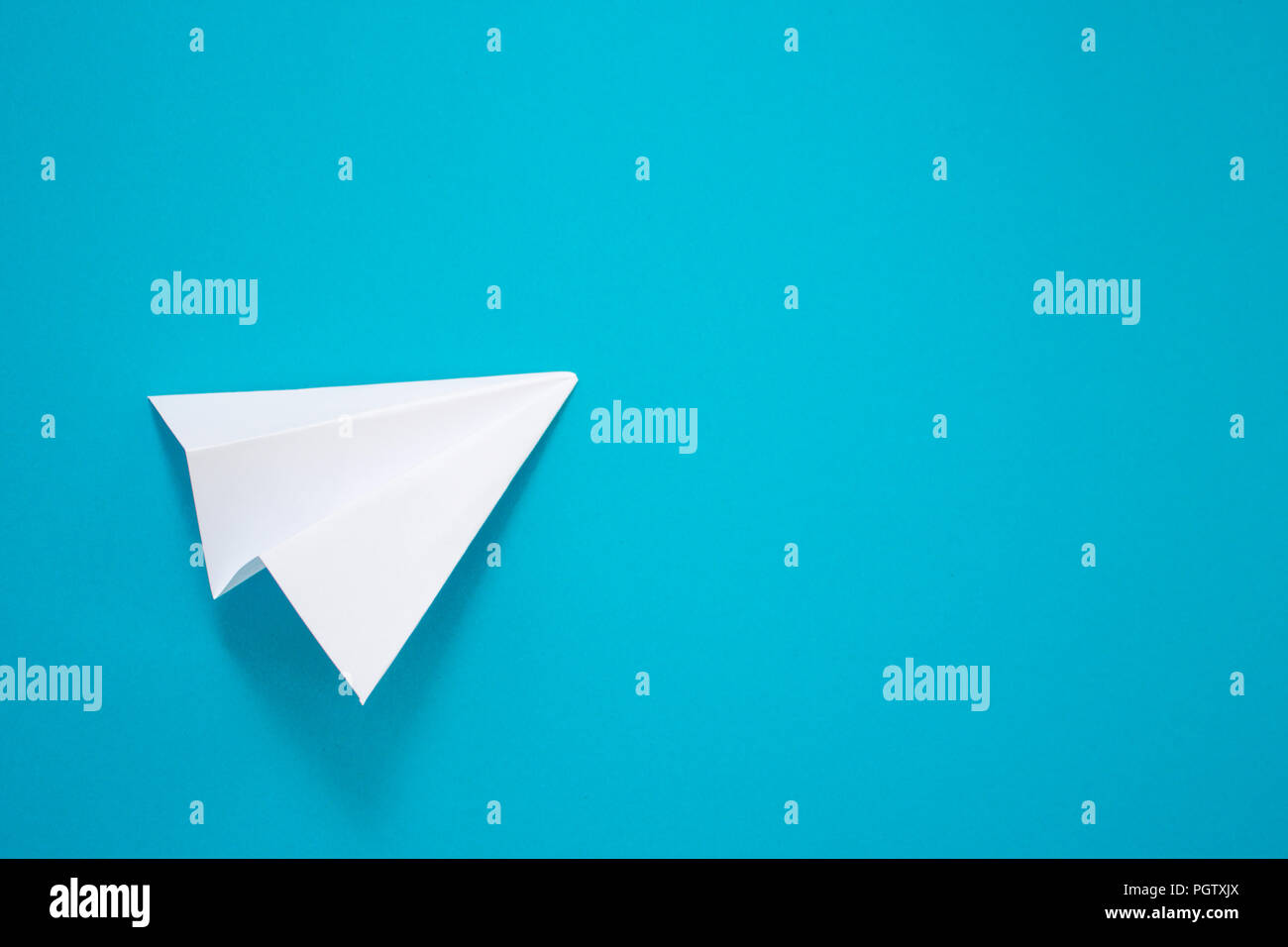 White paper plane on a blue background. Telegram symbol Stock Photo - Alamy