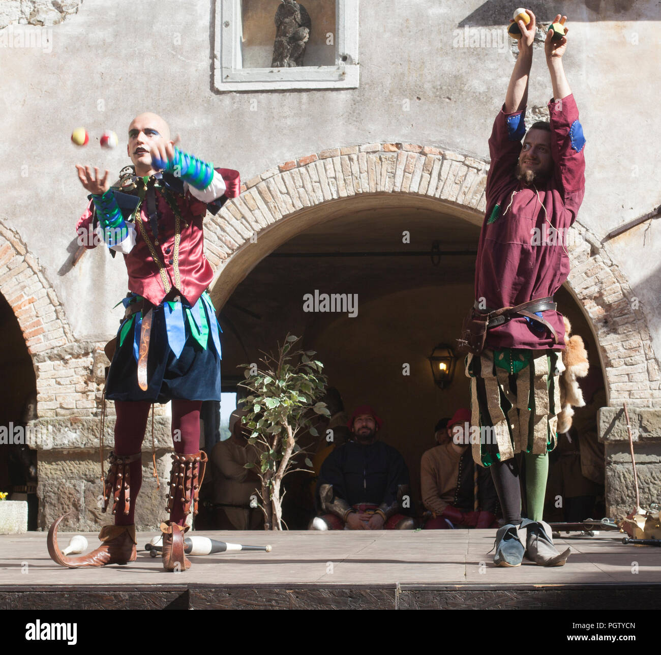 Medieval juggler hi-res stock photography and images - Alamy