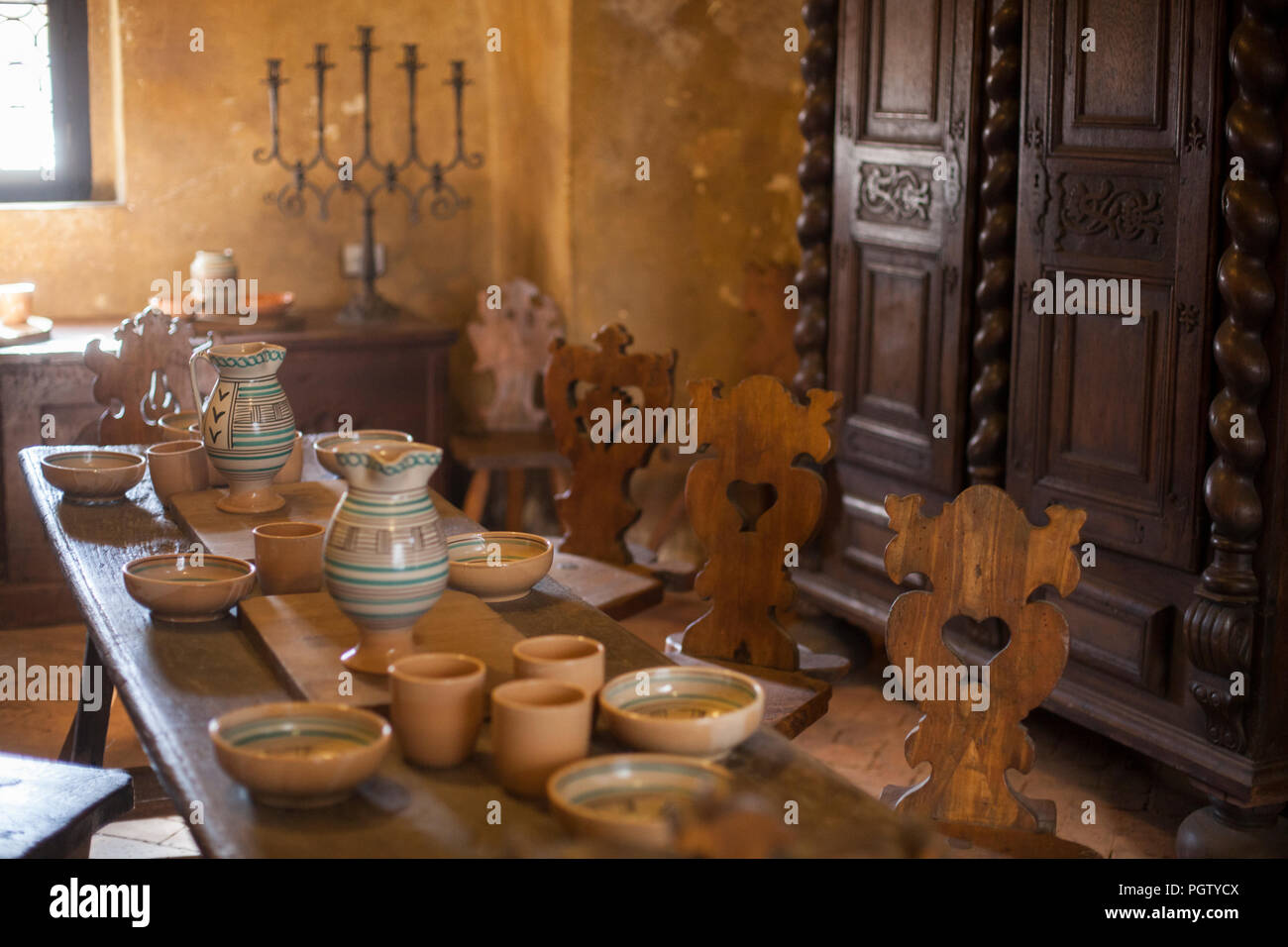 Display of the medieval dining room at the medieval festival "Al ...