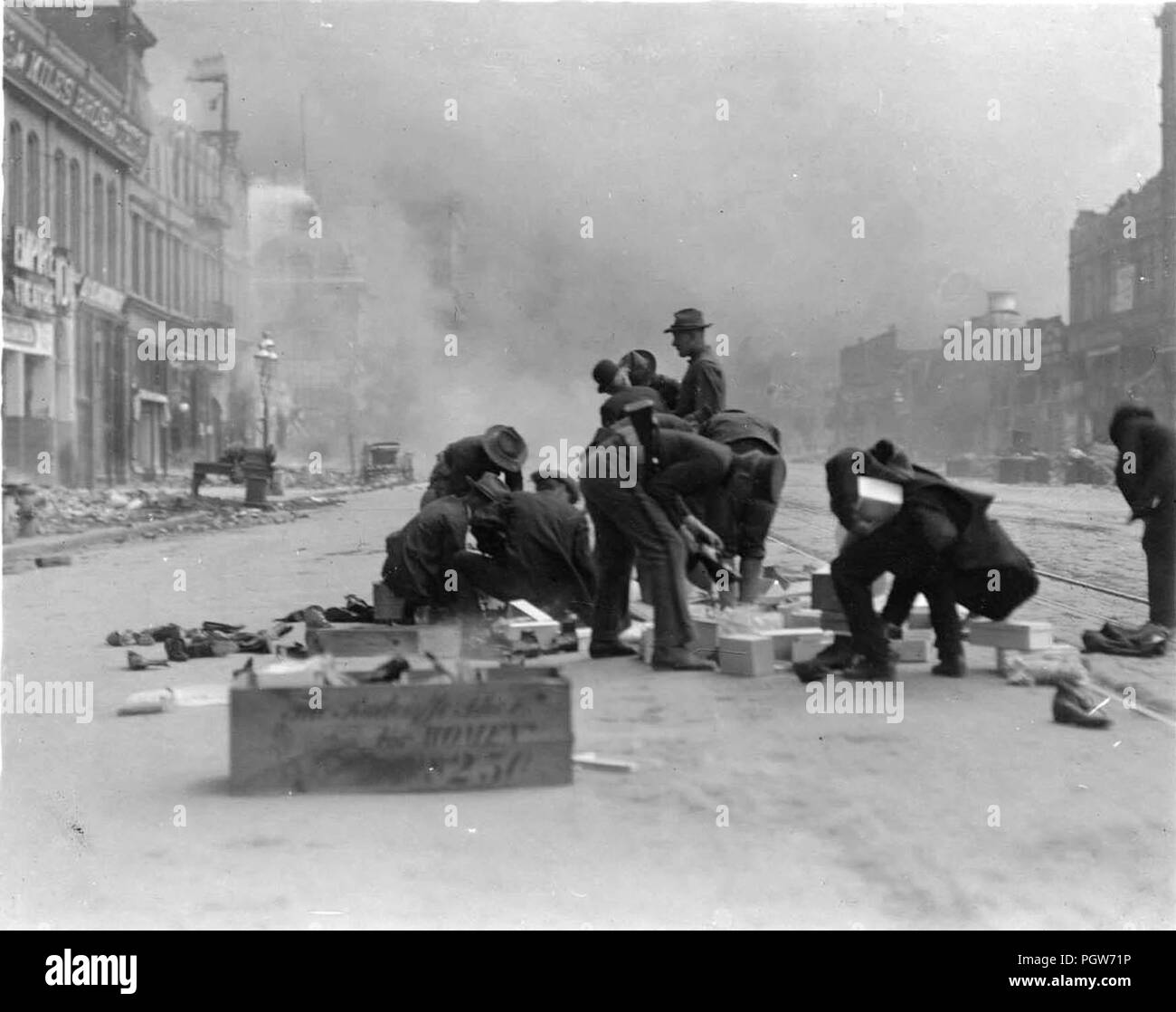 Looting soldiers hi-res stock photography and images - Alamy