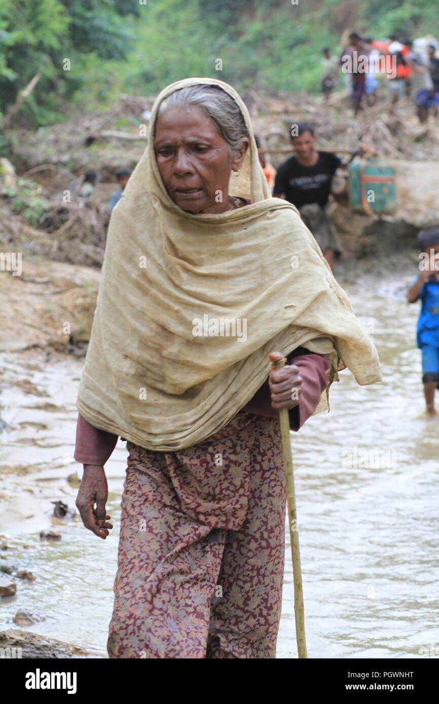 Bangladesh: Fleeing Rohingya refugees walk towards refugee camp after ...