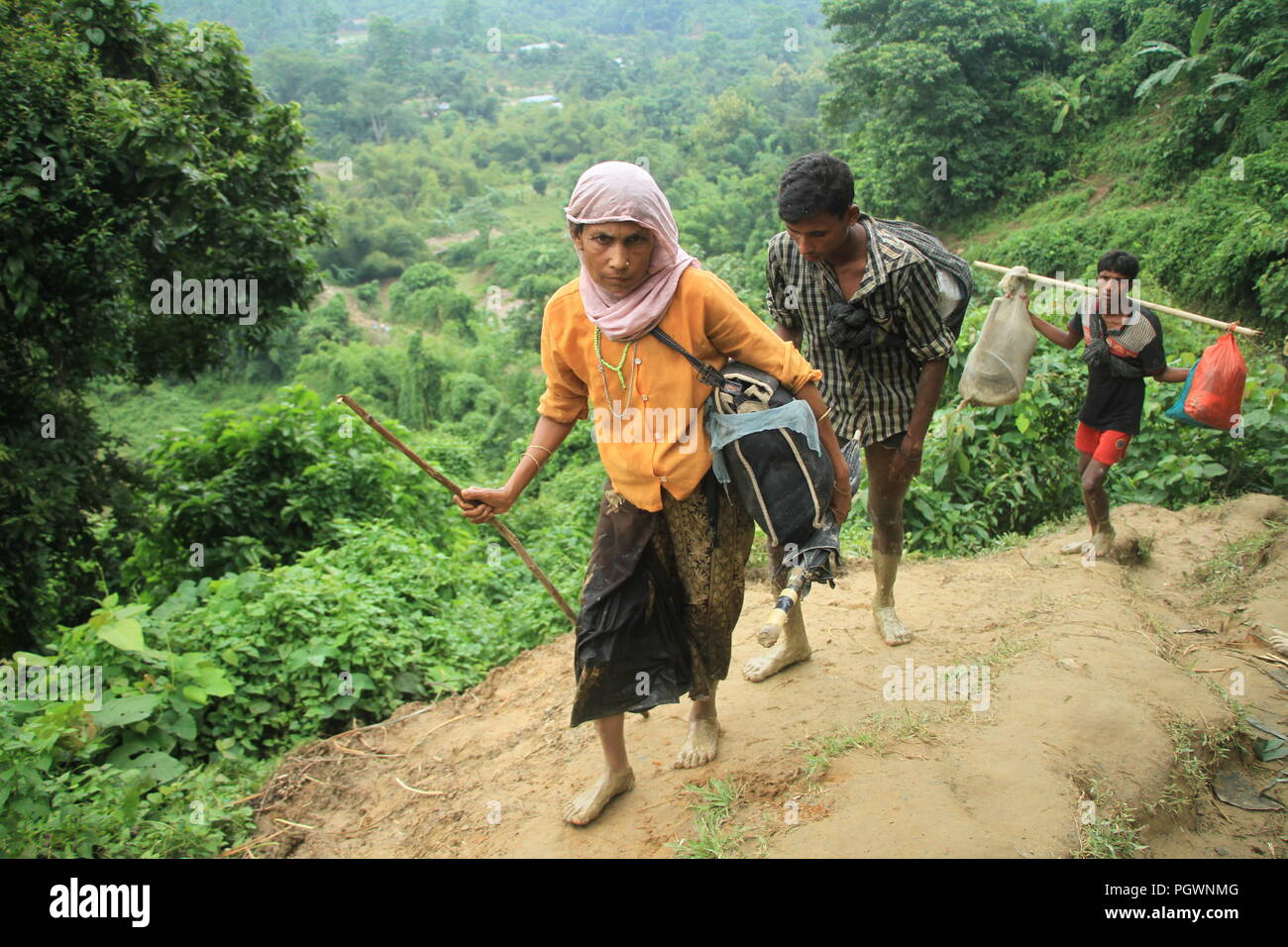 Bangladesh: Fleeing Rohingya refugees walk towards refugee camp after ...