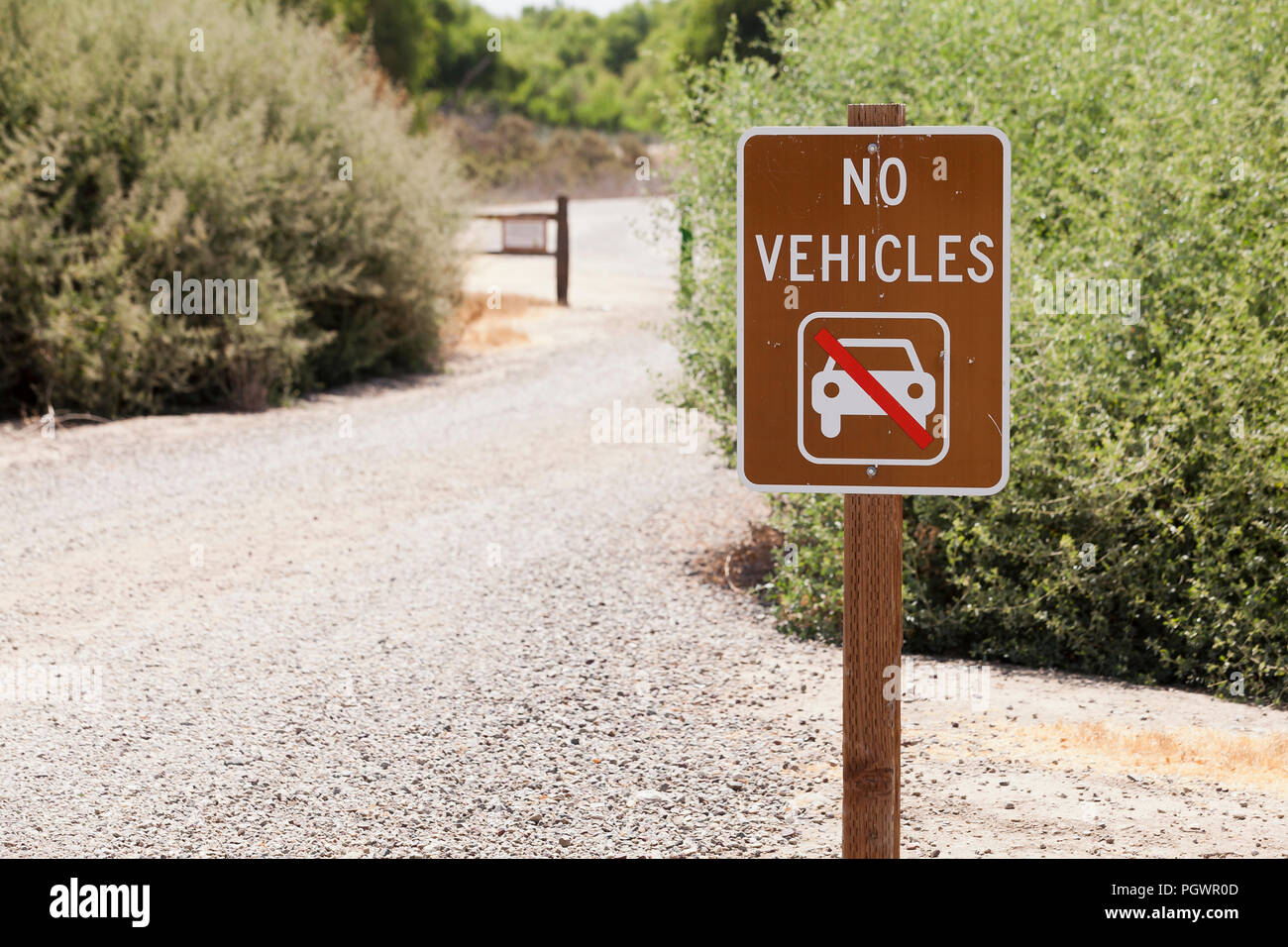 No vehicles sign (no cars sign) on gravel roadway - USA Stock Photo - Alamy