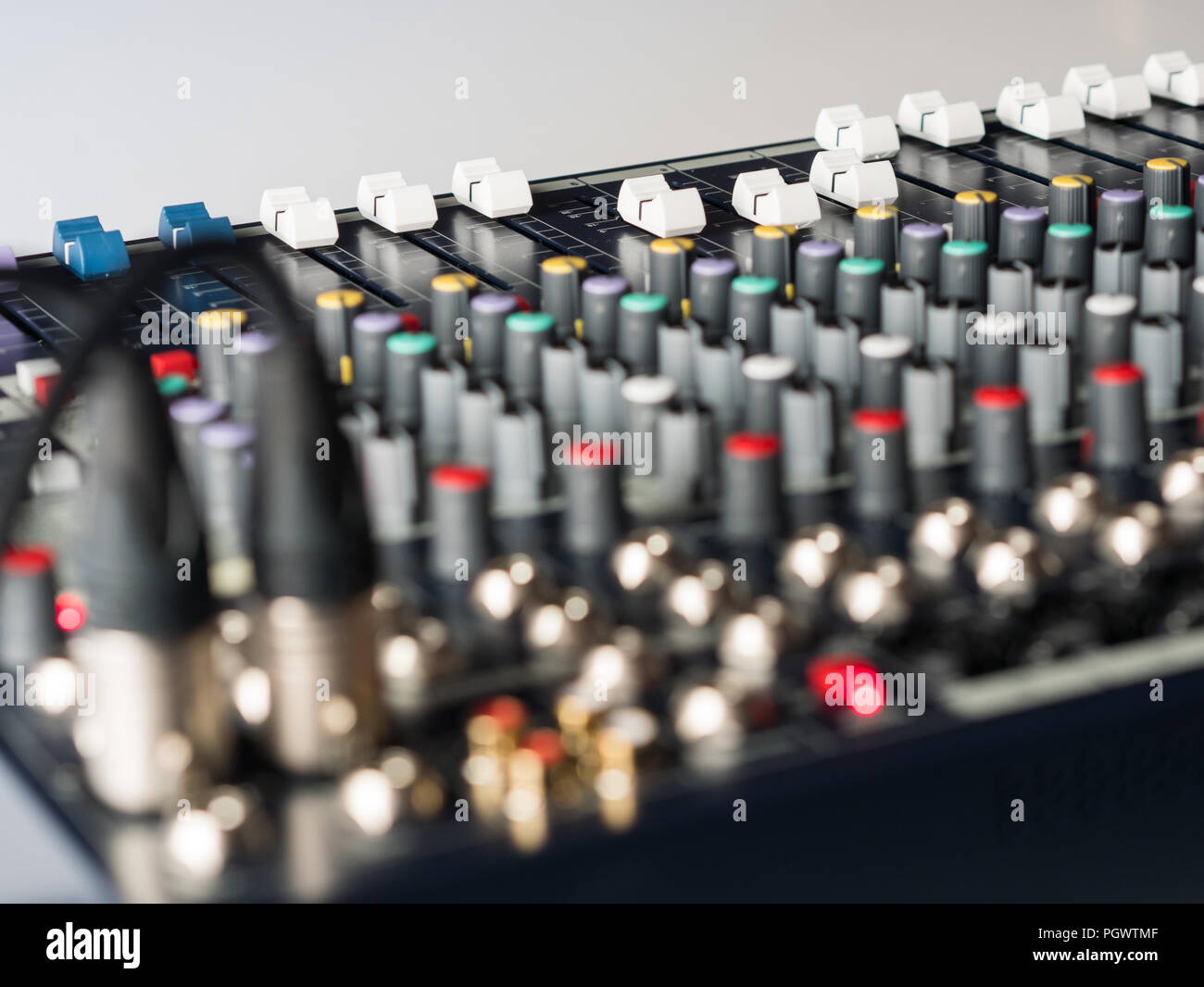 Radio studio desk hi-res stock photography and images - Alamy