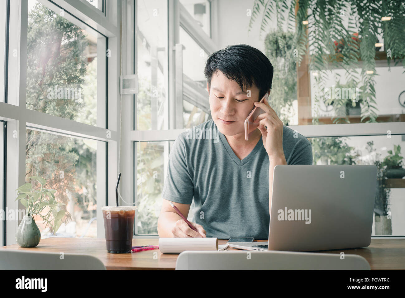 Freelancer analyze hi-res stock photography and images - Alamy