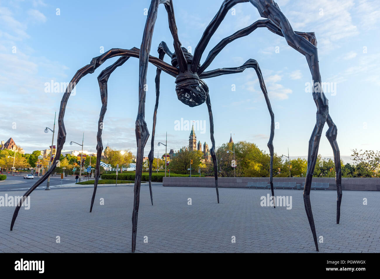 Spider sculpture outside Canadian National Art Gallery in Ottawa ...