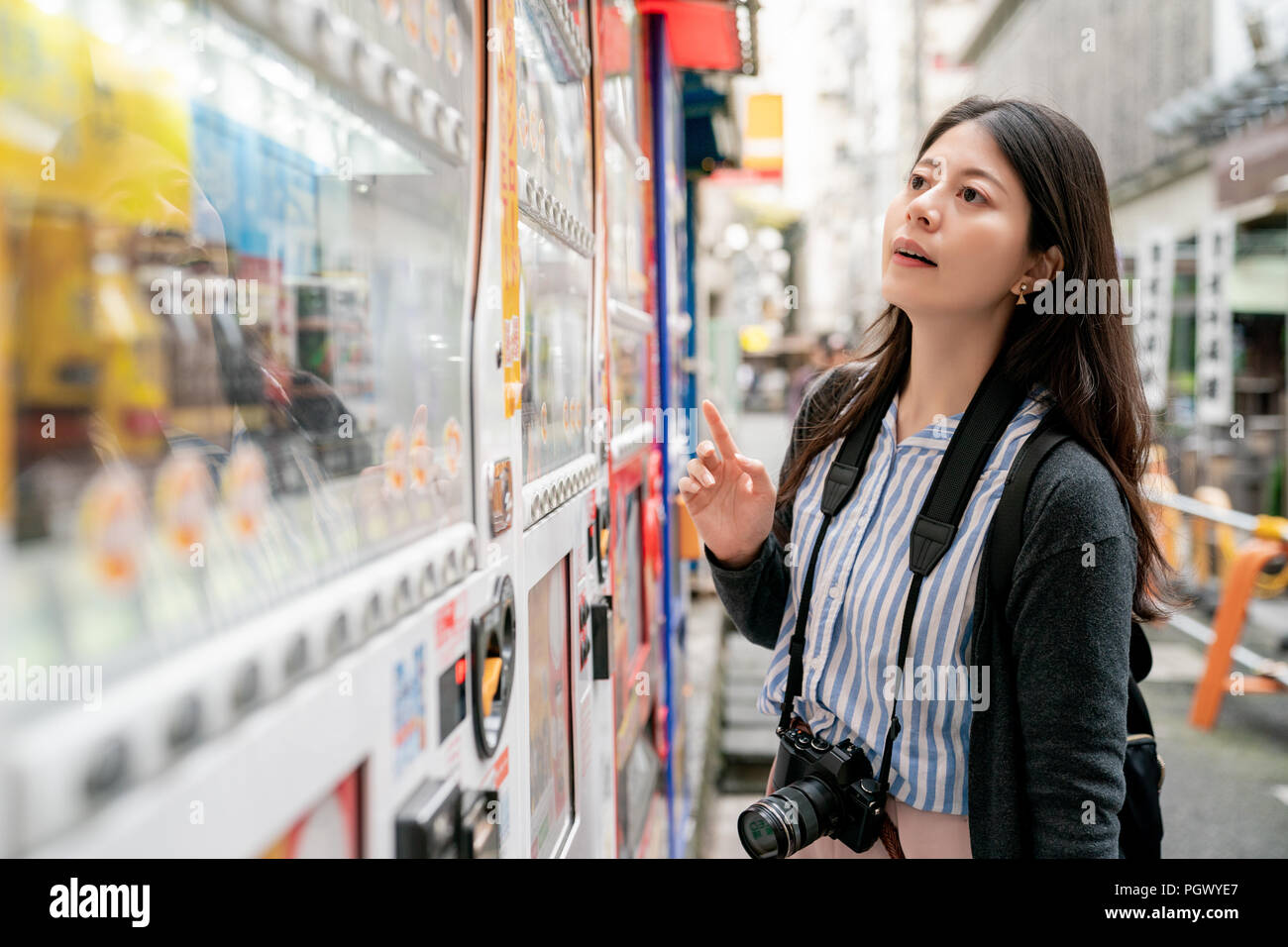 People front of vending machine hi-res stock photography and images - Alamy