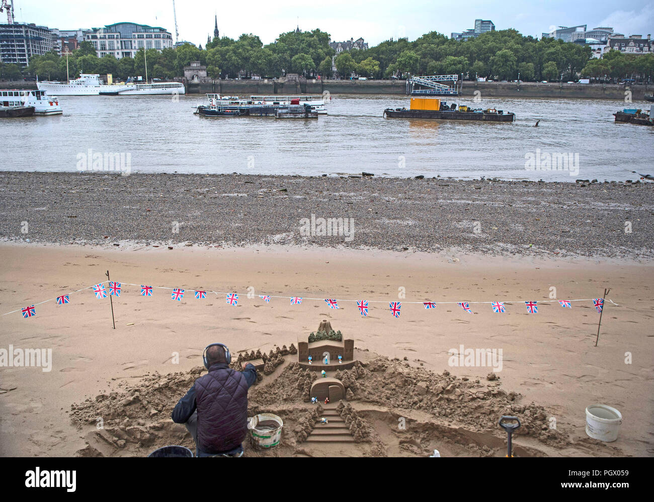 River thames beach hi-res stock photography and images - Alamy