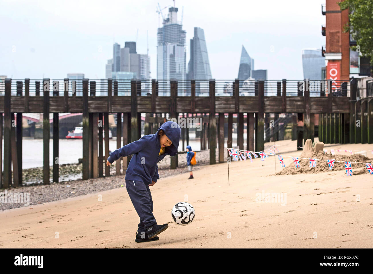 River thames beach hi-res stock photography and images - Alamy