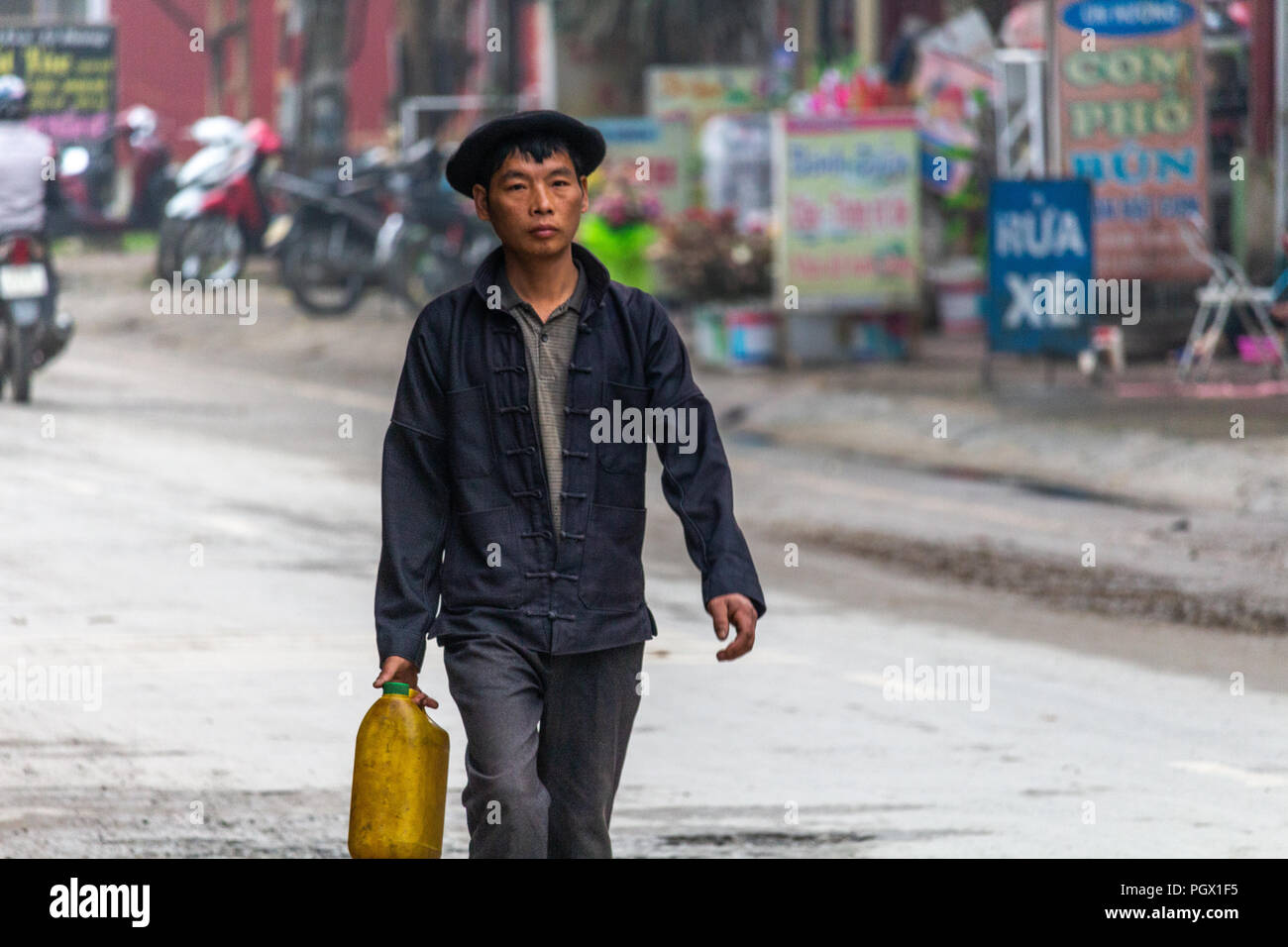 Hmong man in traditional costume hi-res stock photography and images ...