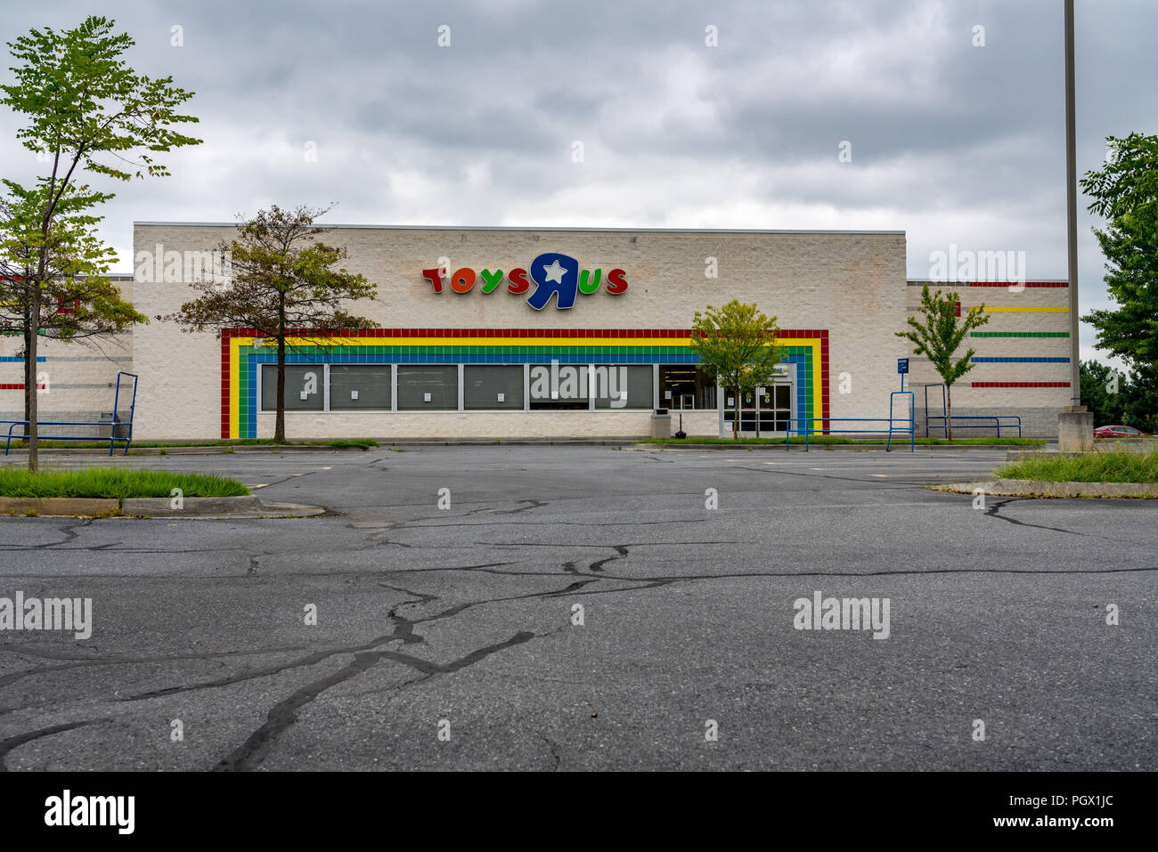 Closed toys r us store hi-res stock photography and images - Alamy