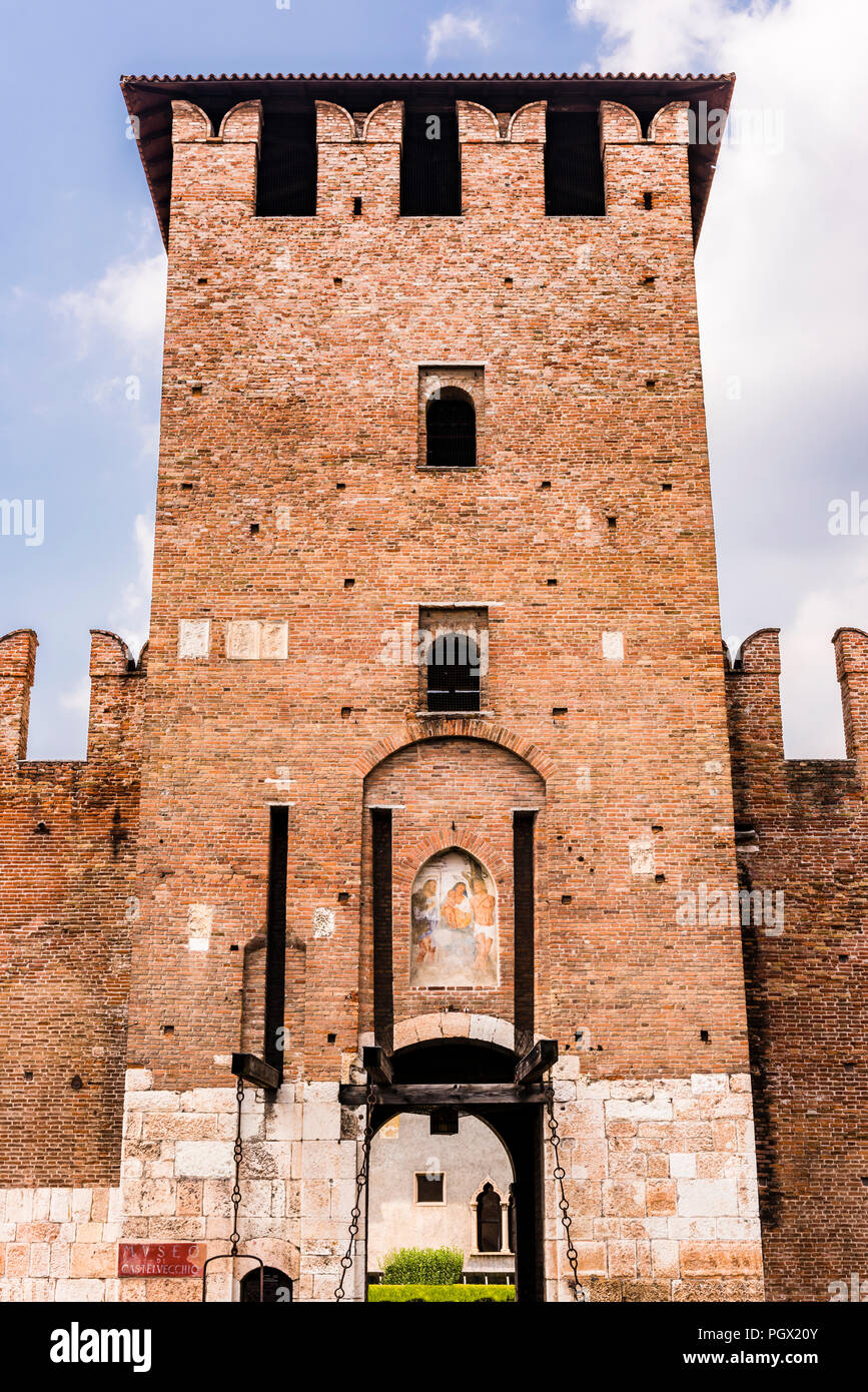 Portcullis arch hi-res stock photography and images - Alamy