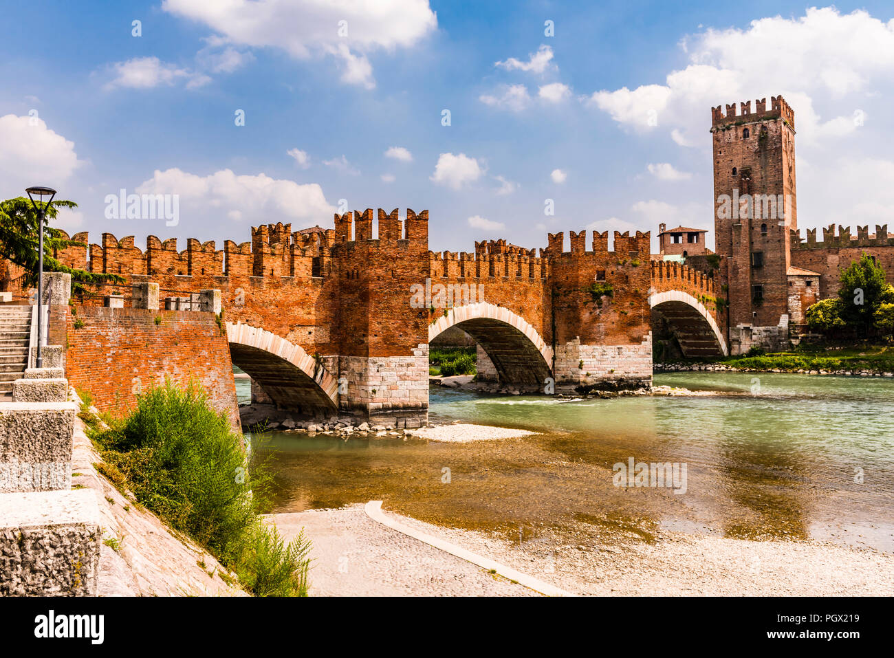 Castellated parapet hi-res stock photography and images - Alamy