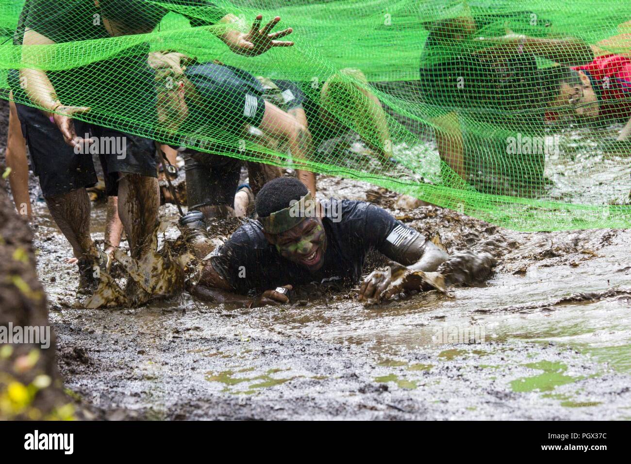 Army crawling through mud hi-res stock photography and images - Alamy