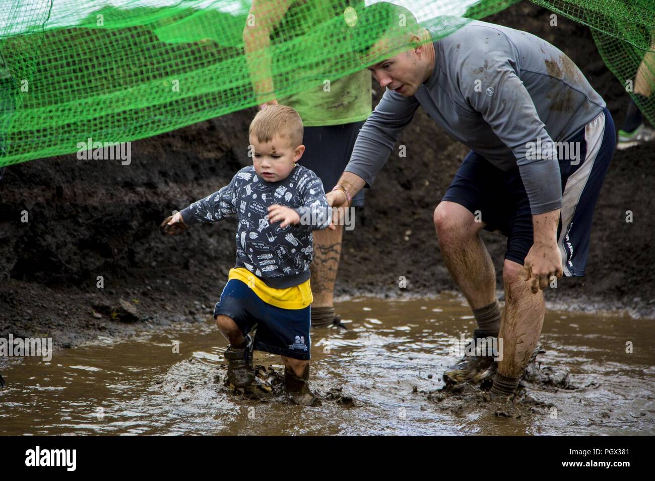 Army crawling through mud hi-res stock photography and images - Alamy
