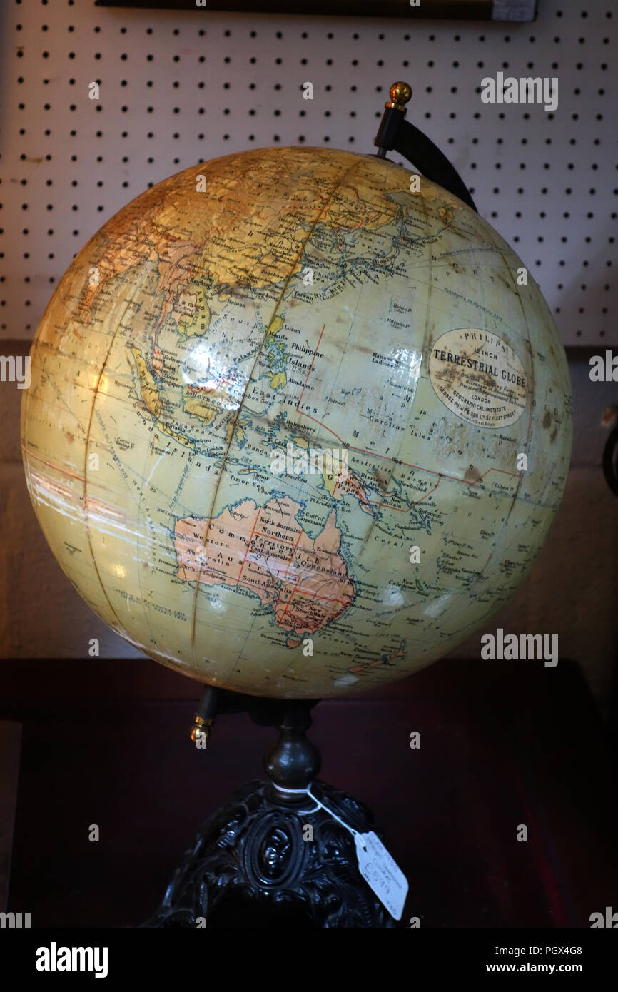 items of Bric-à-brac on display an English Antiques centre Stock Photo ...