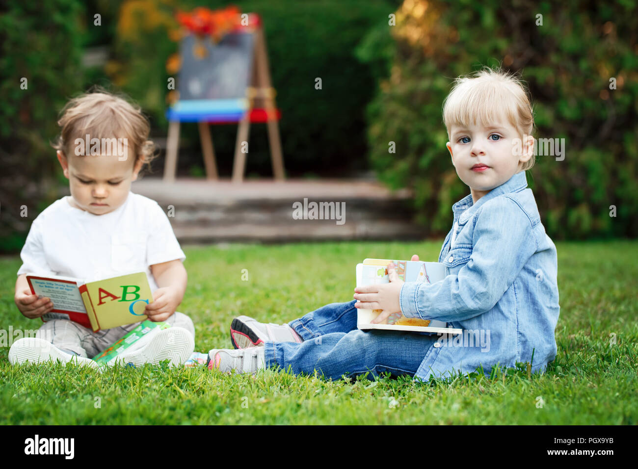 Kids reading books outside hi-res stock photography and images - Alamy