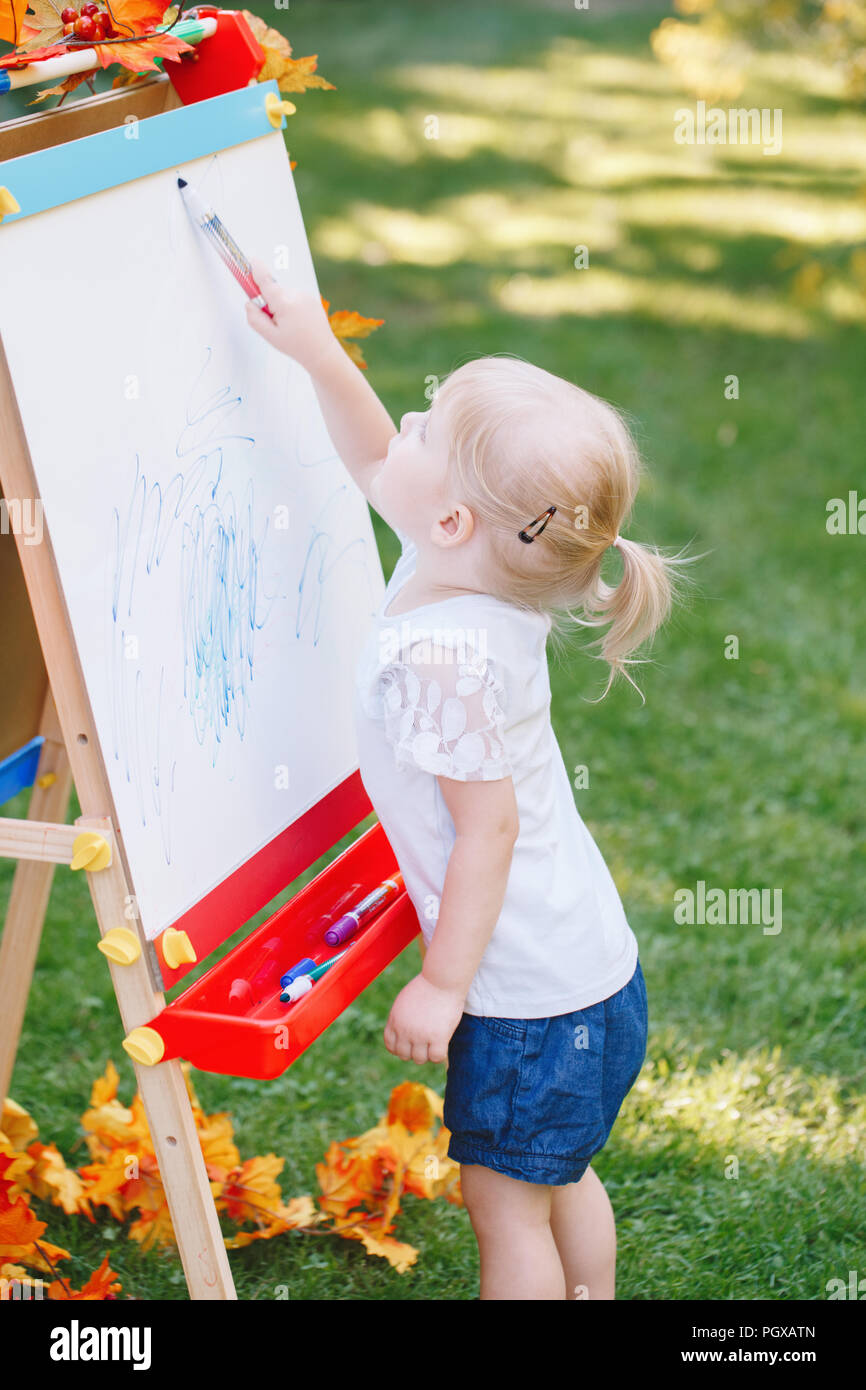 Child drawing park autumn fall hi-res stock photography and images - Alamy