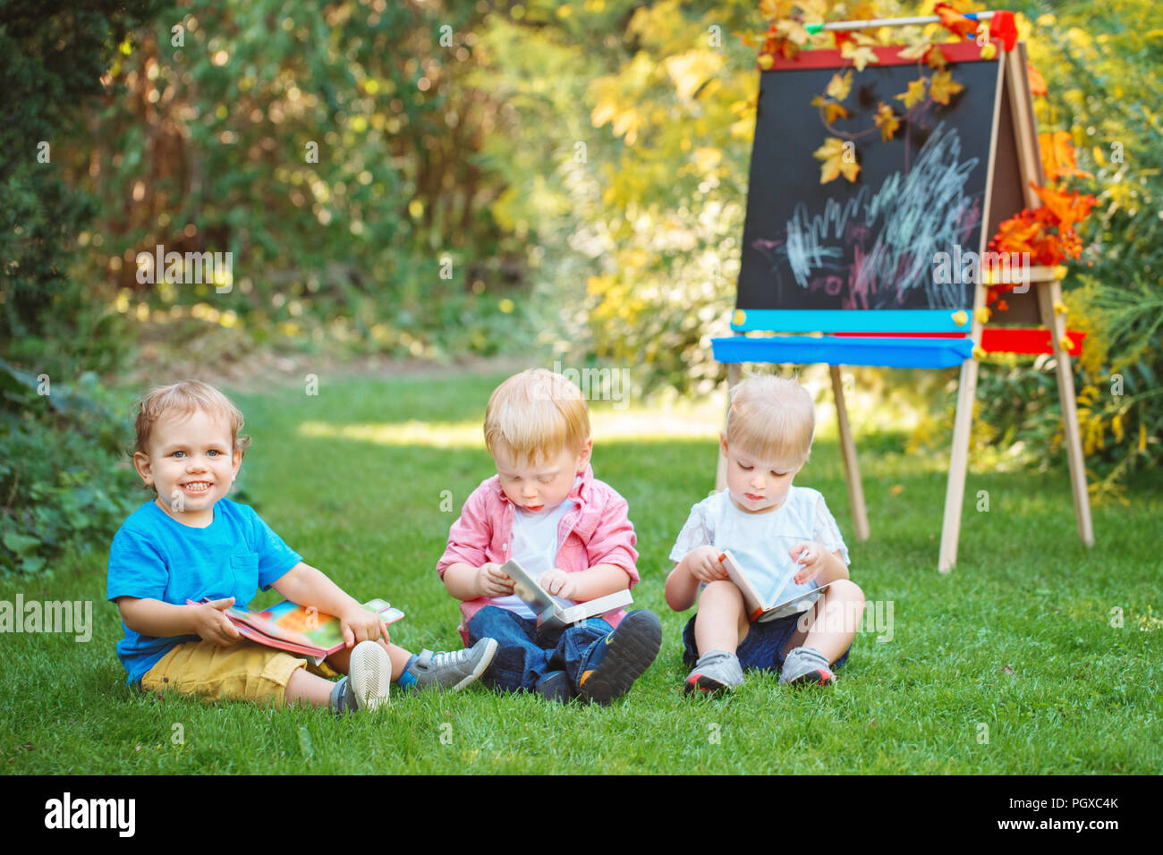 Kids Reading Books Outside Stock Photos & Kids Reading Books Outside ...