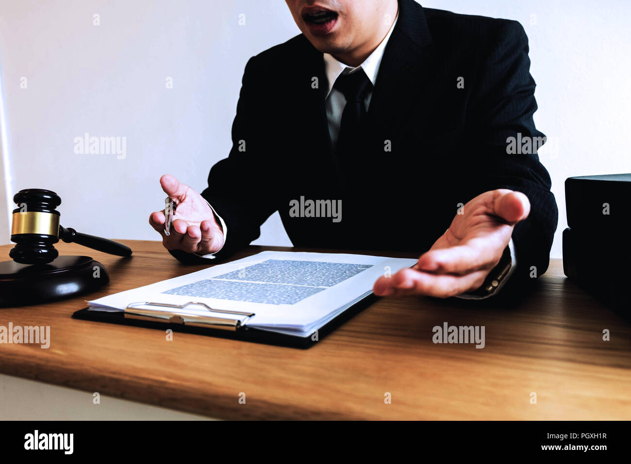 Lawyer client courtroom hi-res stock photography and images - Alamy