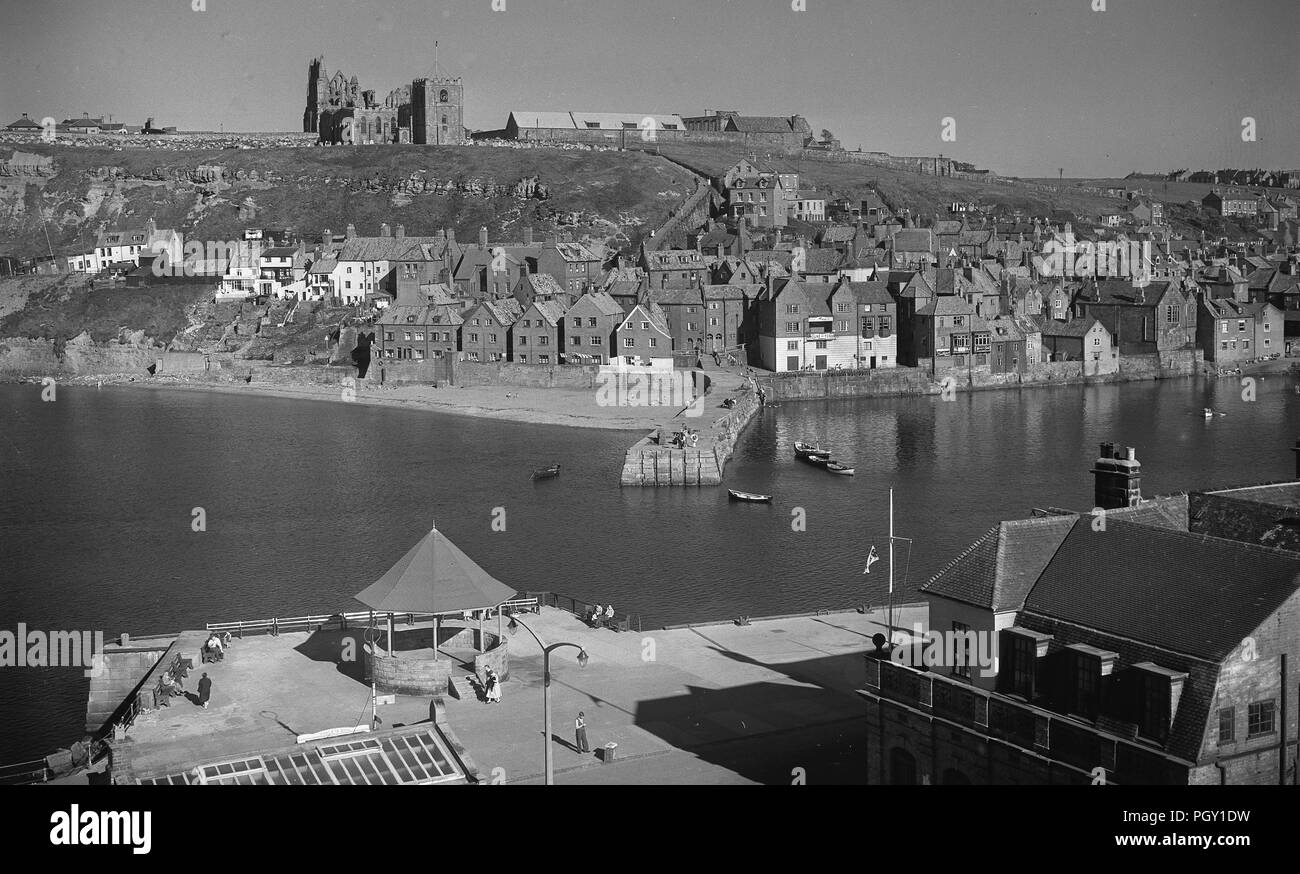 Whitby yorkshire gb uk Black and White Stock Photos & Images - Alamy