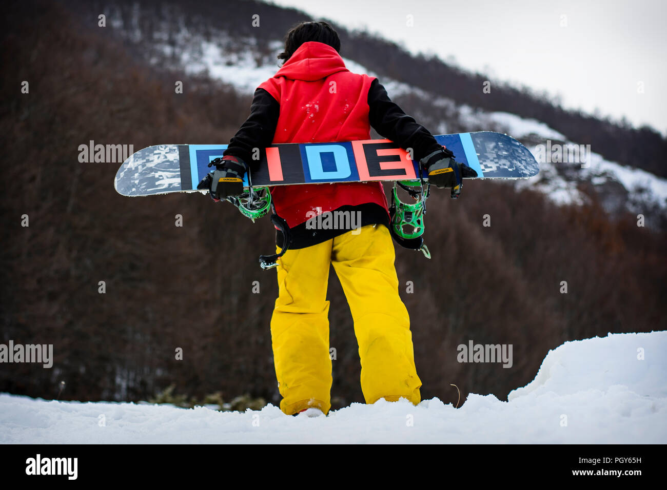 Snowboarder back view hi-res stock photography and images - Alamy