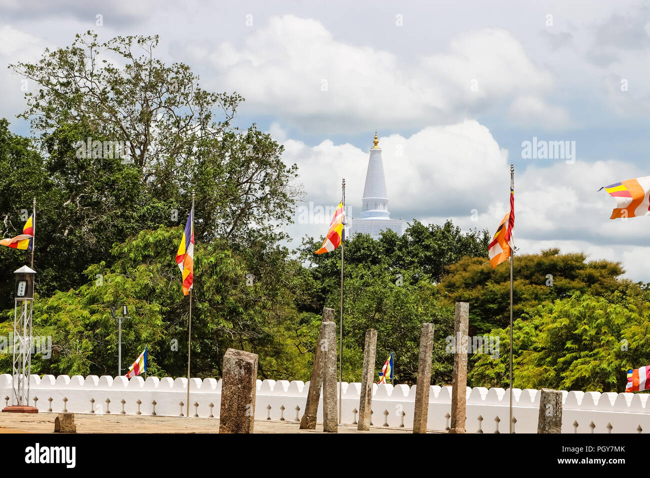 Ruwanwelisaya temple hi-res stock photography and images - Alamy
