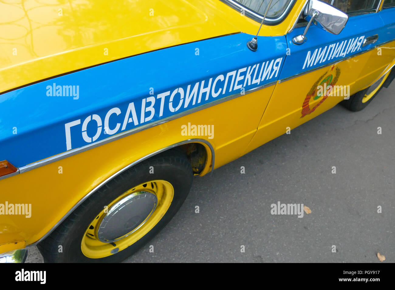 Blue and yellow police car hi-res stock photography and images - Alamy