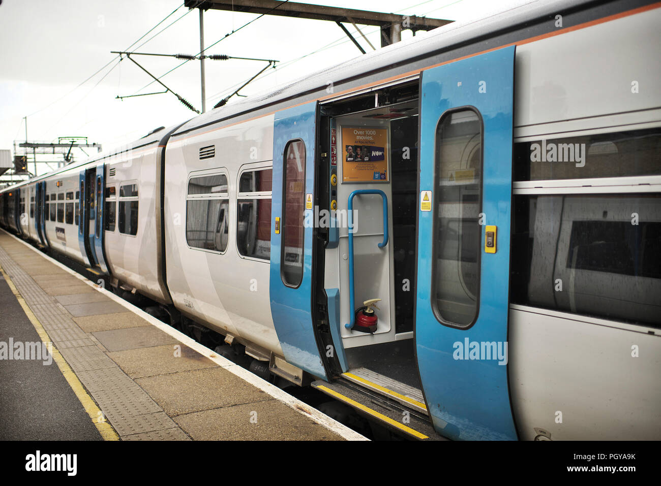 Empty train station platform hi-res stock photography and images - Alamy