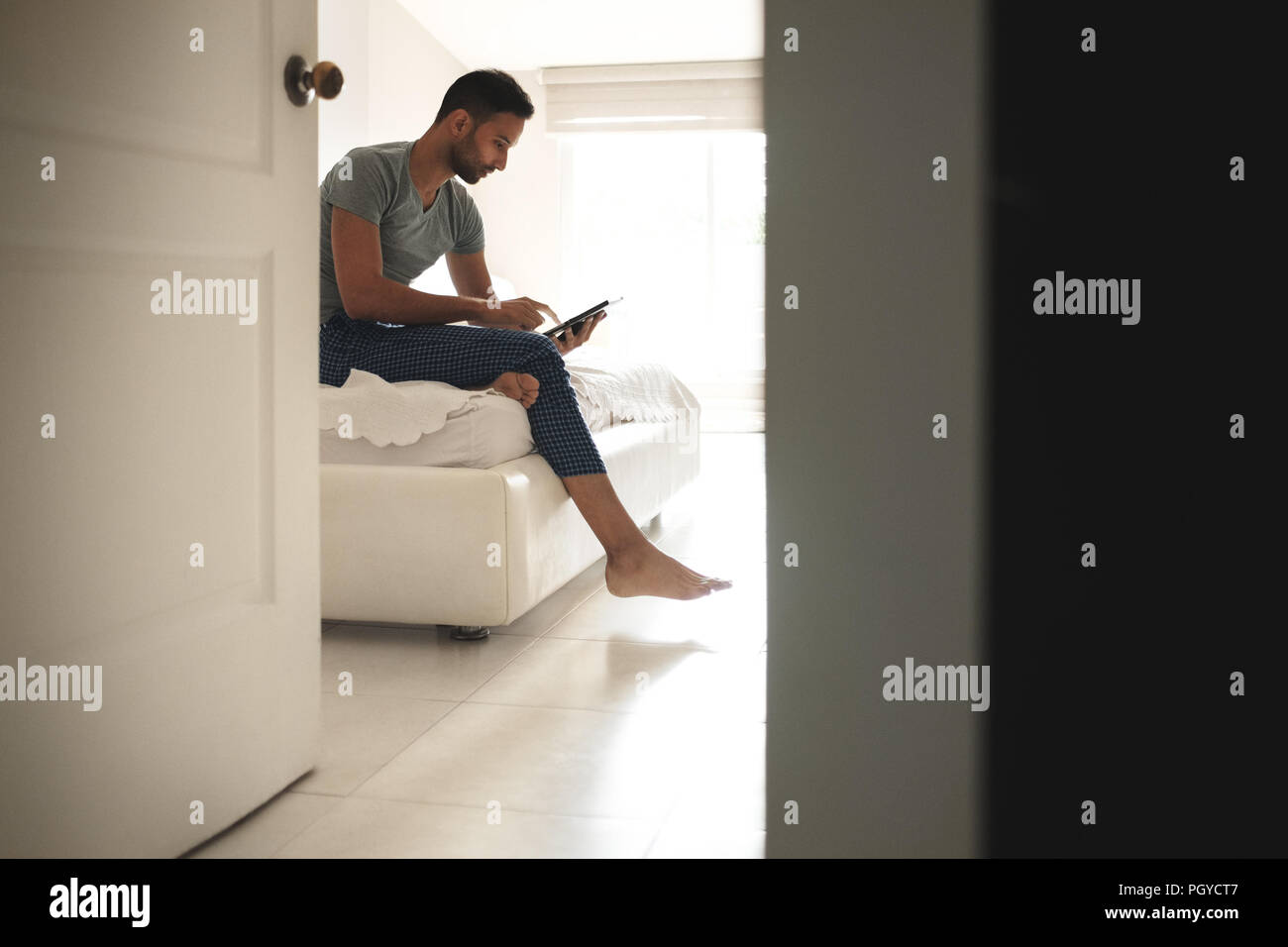 Man watching video hi-res stock photography and images - Alamy