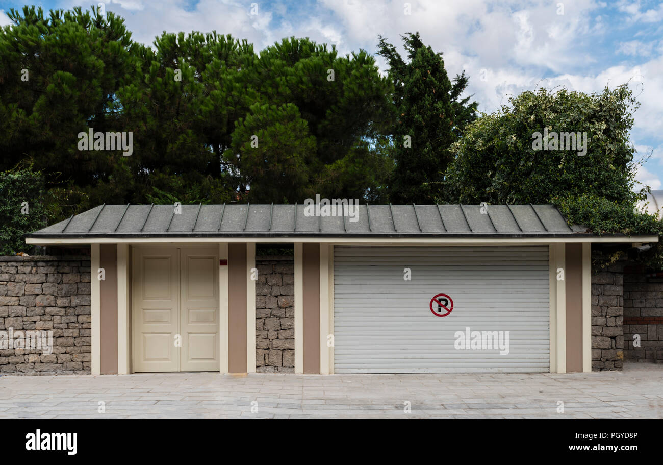 Car background modern building hi-res stock photography and images - Alamy