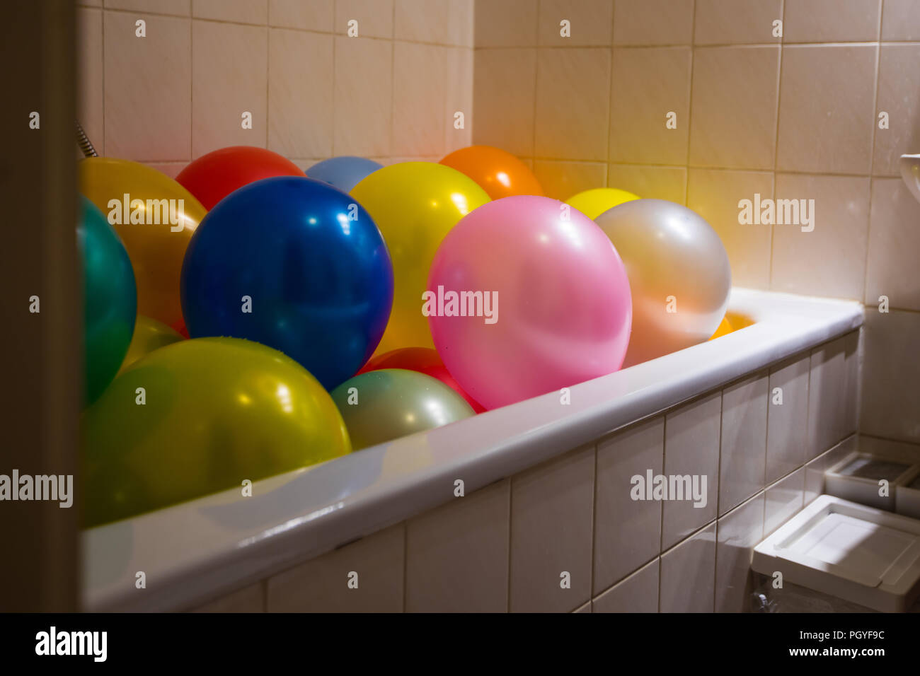 Bath tub full of balloons Stock Photo - Alamy
