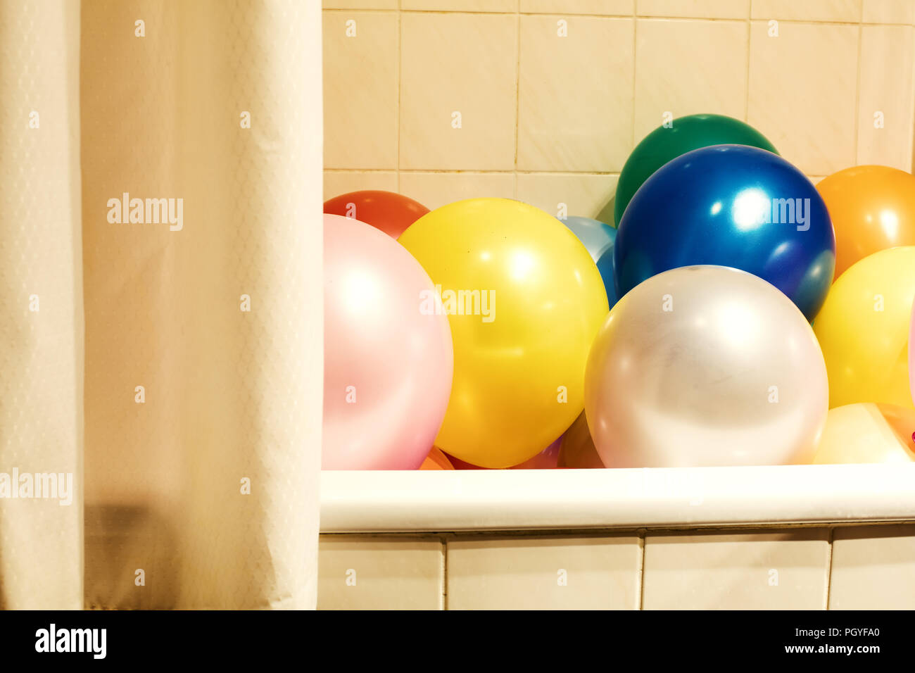 Bath tub full of balloons Stock Photo - Alamy