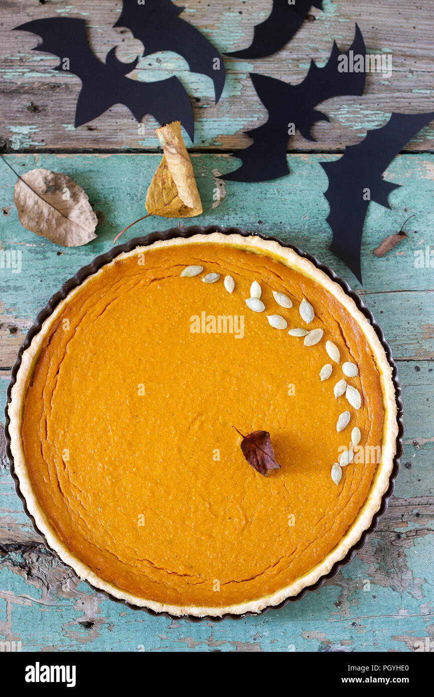 Traditional American pumpkin pie for Thanksgiving Day or Halloween on a ...