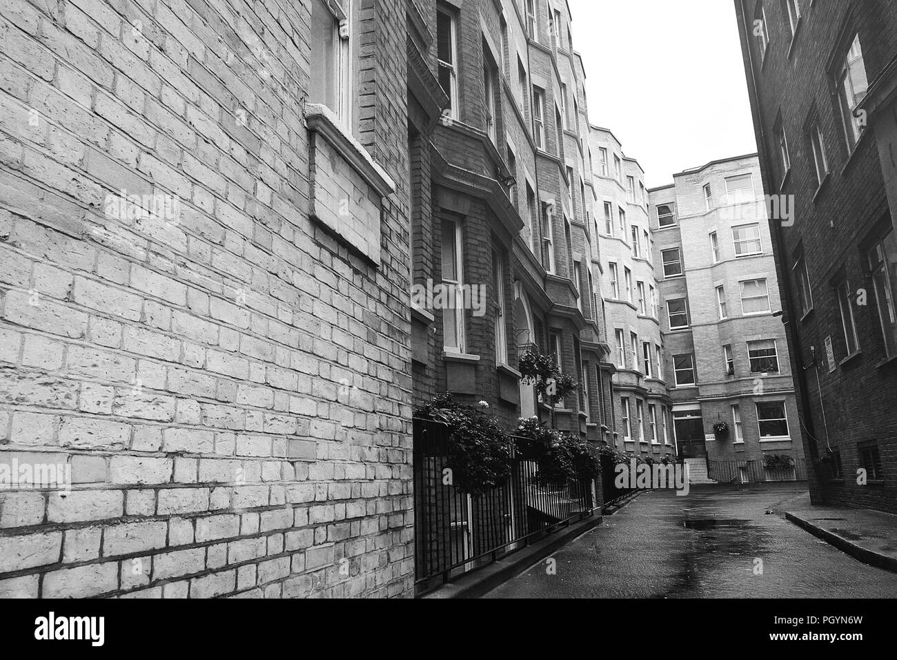 Lane in London. Black and white photo Stock Photo - Alamy