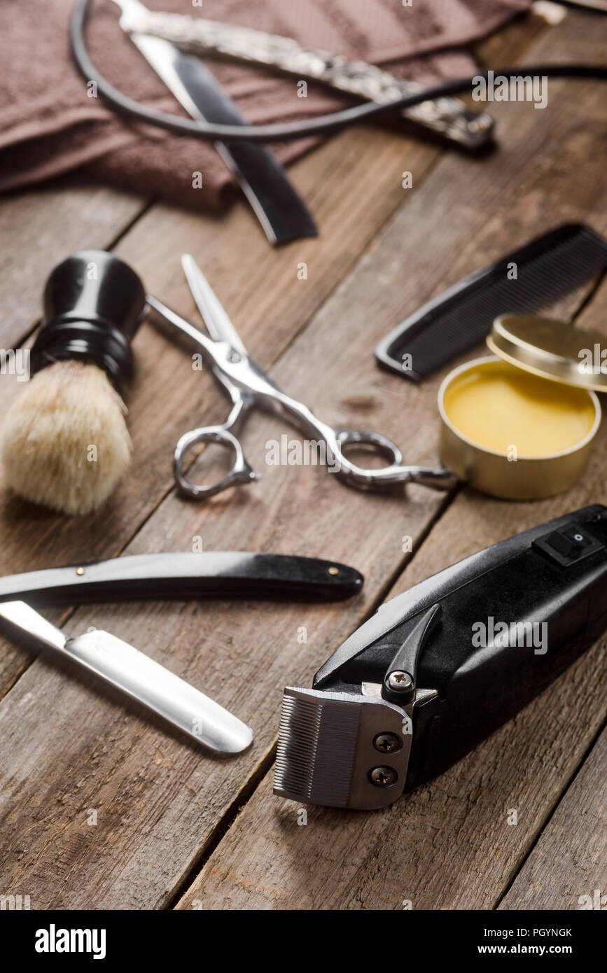 Hair trimmer and straight razor Stock Photo - Alamy