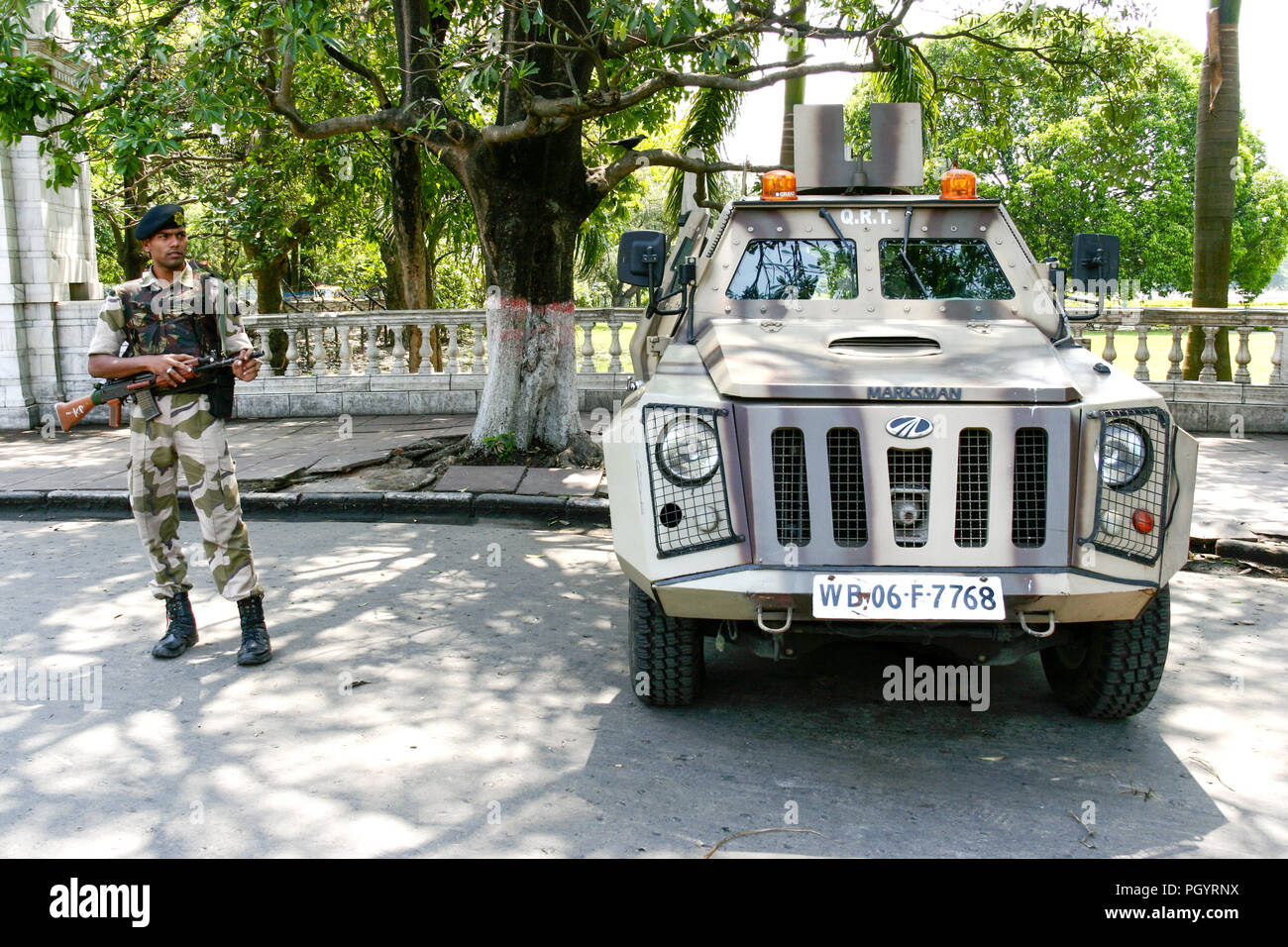 Indian army soldier gun hi-res stock photography and images - Alamy