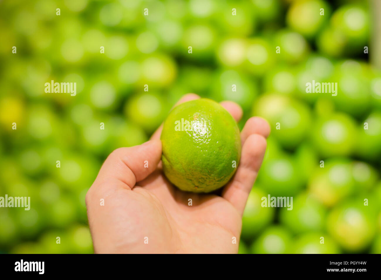 Woman lemon grocery store hi-res stock photography and images - Alamy