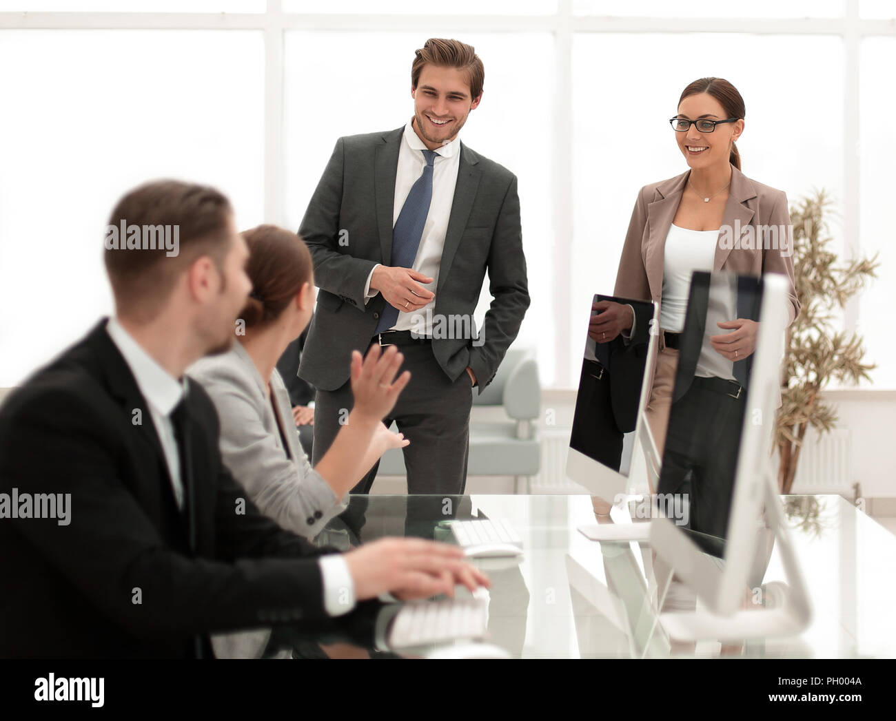 employees use computers to work with clients Stock Photo - Alamy