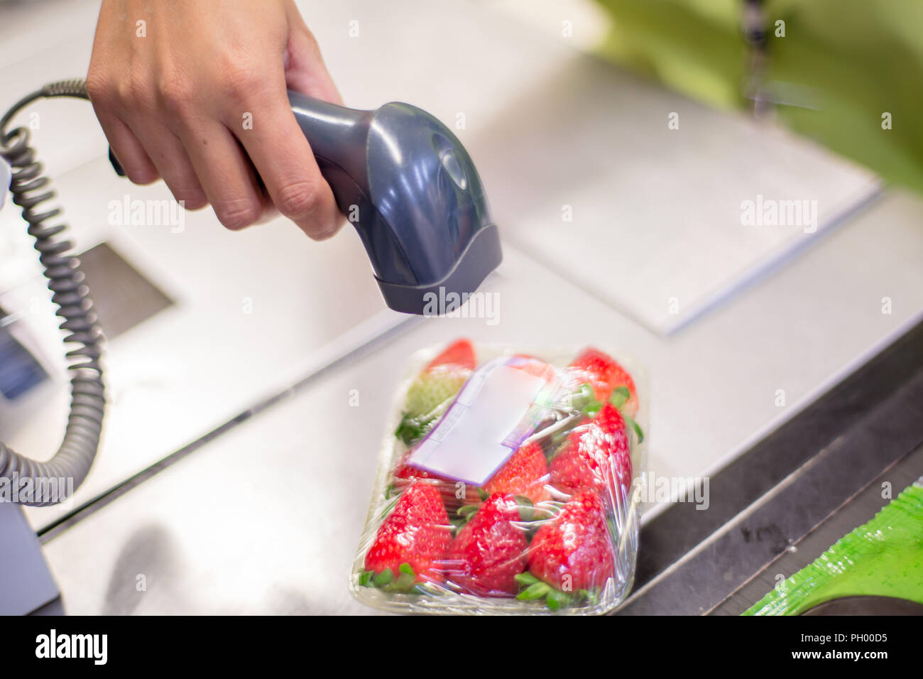 Woman supermarket mobile barcode hi-res stock photography and images ...
