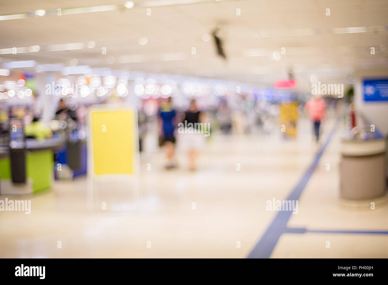 Supermarket store blur background hi-res stock photography and images ...
