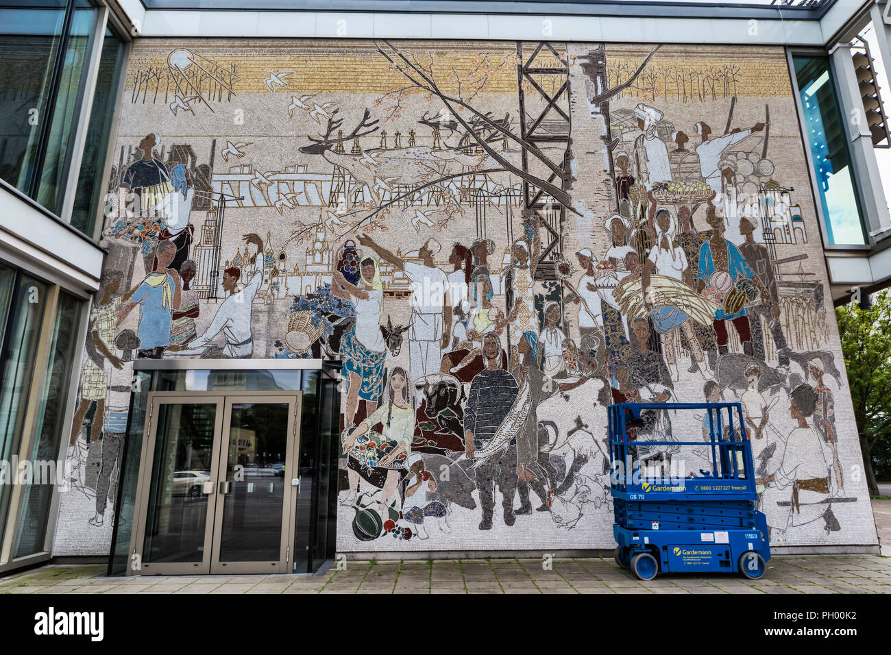 Socialist era building hi-res stock photography and images - Alamy