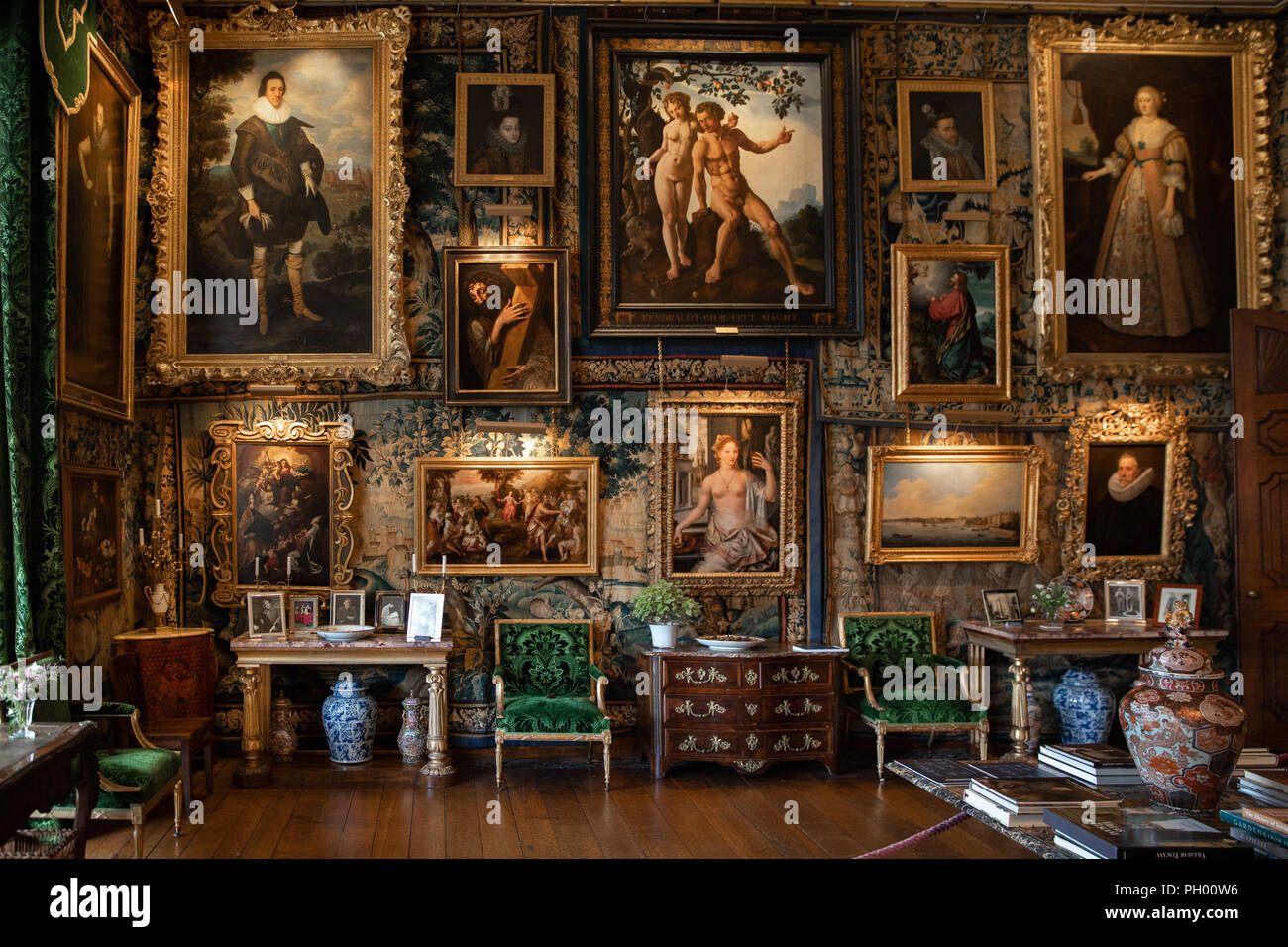 Hatfield house interior hi-res stock photography and images - Alamy